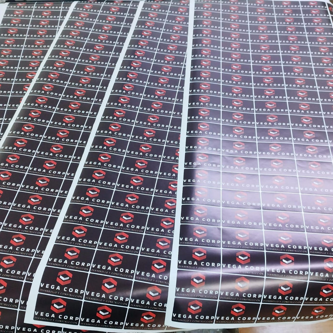 200 Stickers de PVC Resistente de 6cm – Clic Imprenta